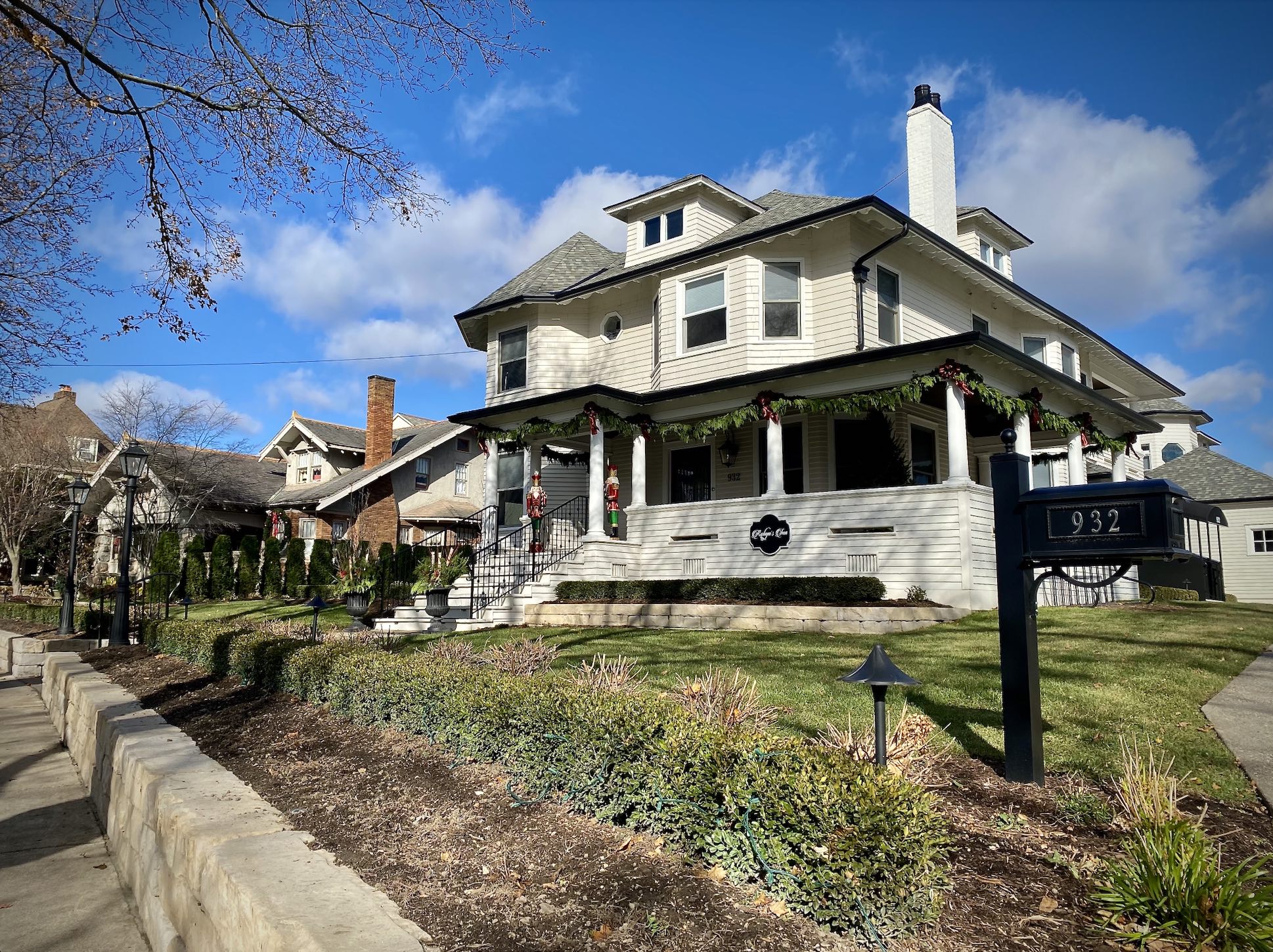 Robyn's Inn | Bed & Breakfasting in A Small Town · The Metropolitan